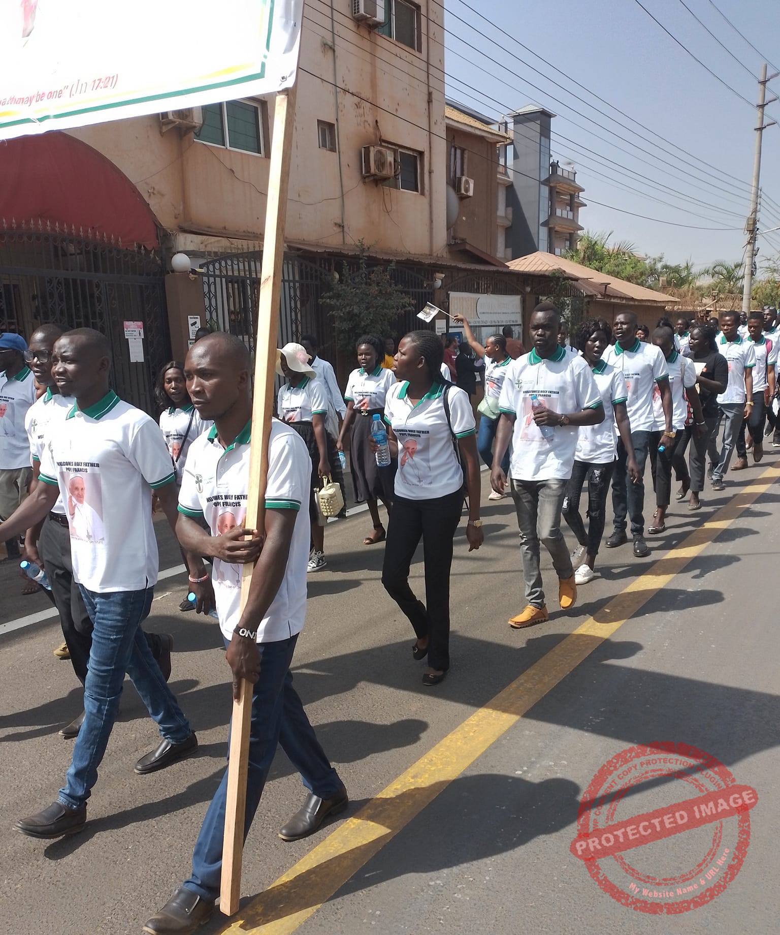 Jubilant Juba residents line up streets to see Pope - Eye Radio